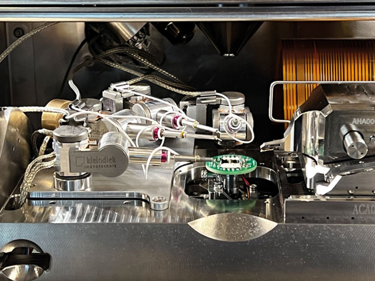 FusionScope & Kleindiek micromanipulators: Precise nano characterization